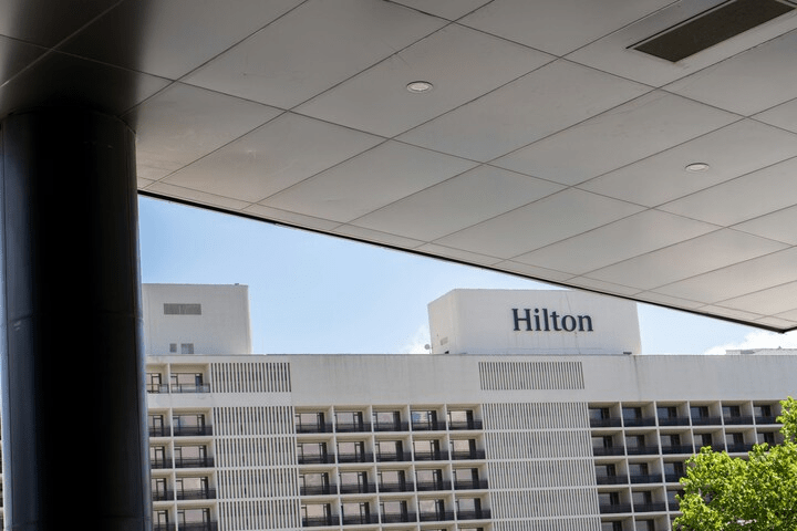 Hilton inicia la modernización de su marca homónima centenaria ...